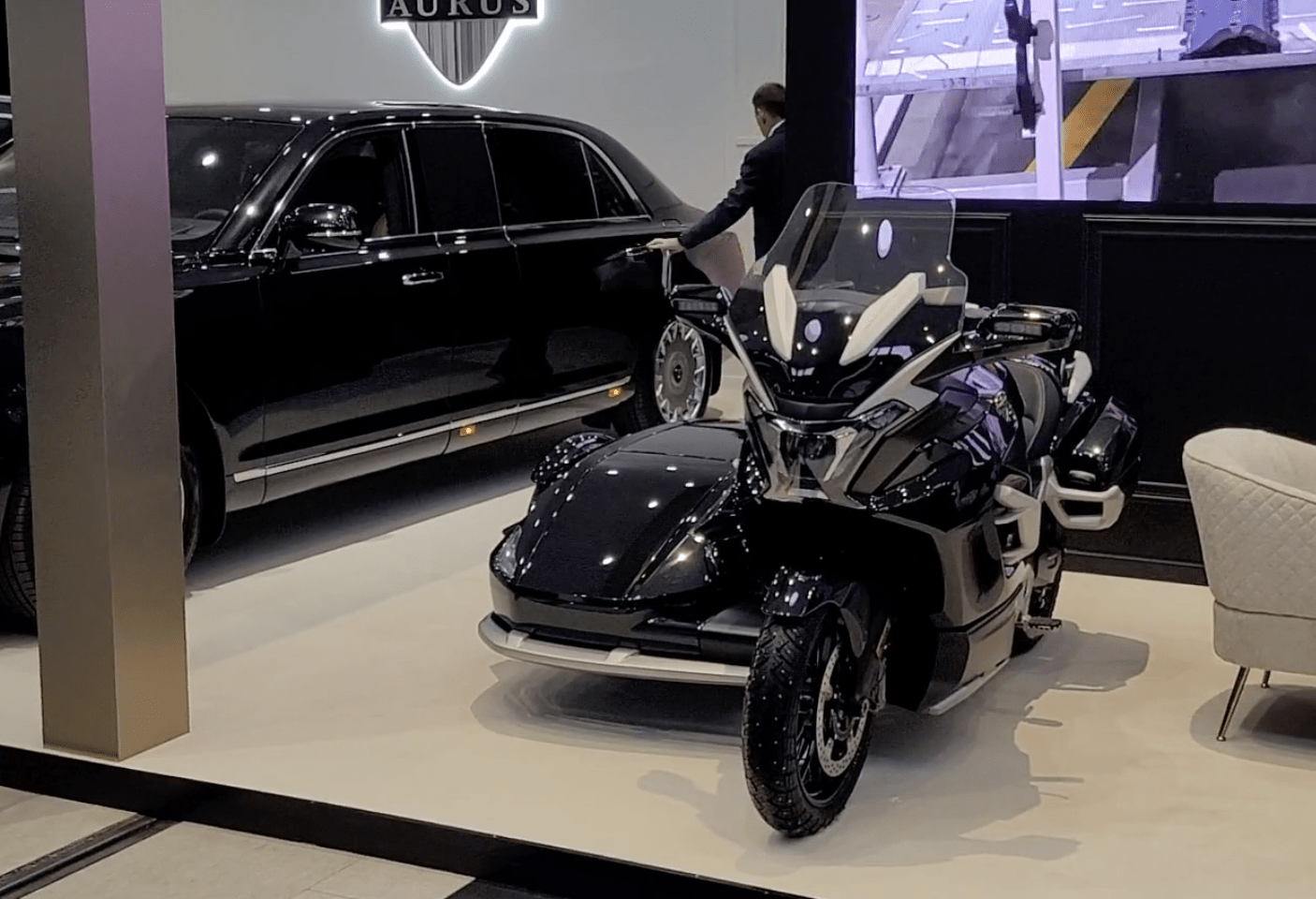 На ПМГФ презентовали зимнюю версию электромотоцикла Aurus Merlon ...